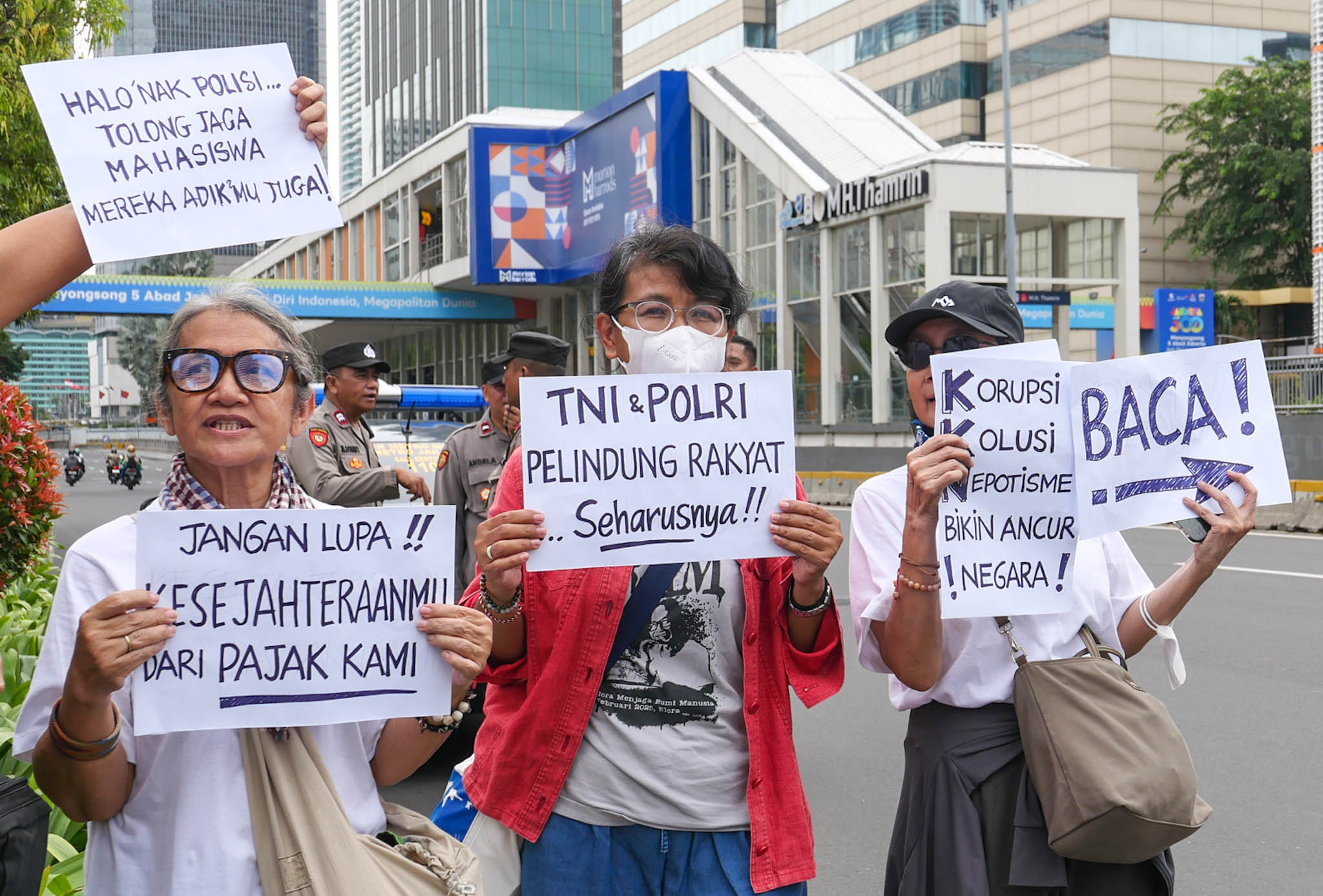 Suara Ibu Indonesia Dukung Aksi Mahasiswa Tolak Revisi UU TNI - SULUH PEREMPUAN